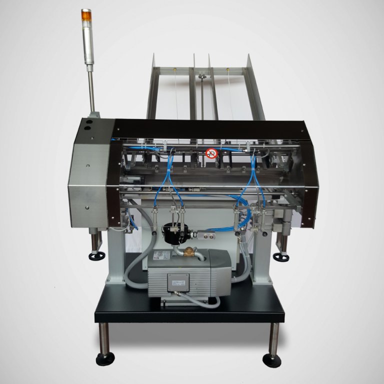 Pick and place denester machine for automatic handling of trays and lids