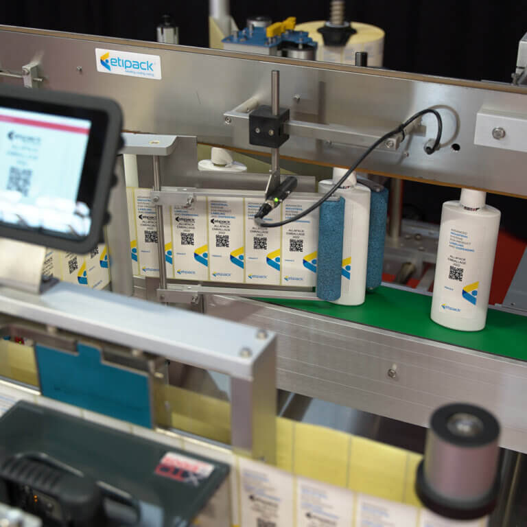 Two sides labelling machine for label application on front and back