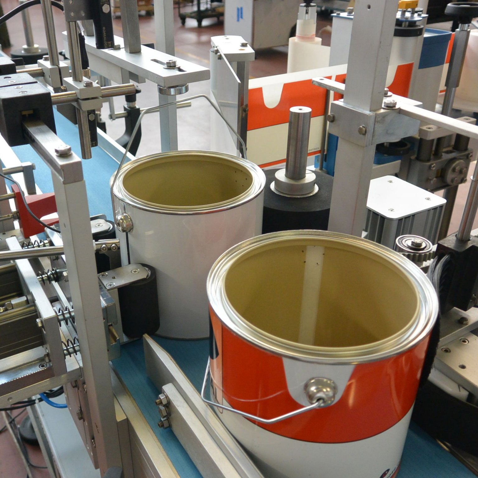 Wrap-around labeling system for paint buckets · Etipack.it