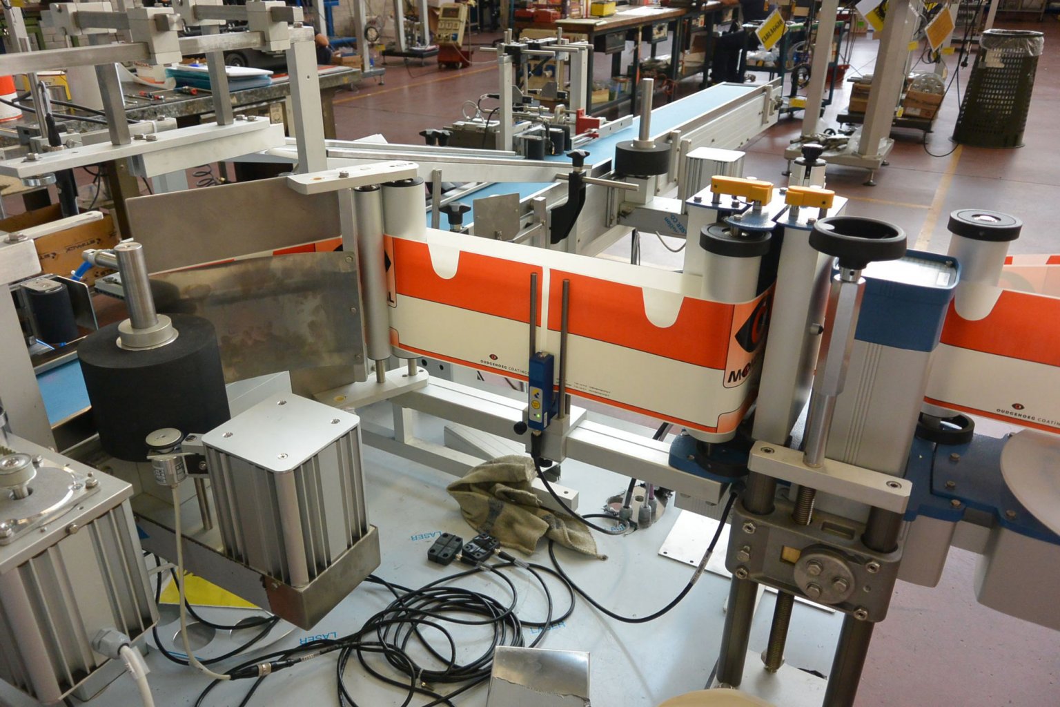 Wrap-around labeling system for paint buckets · Etipack.it