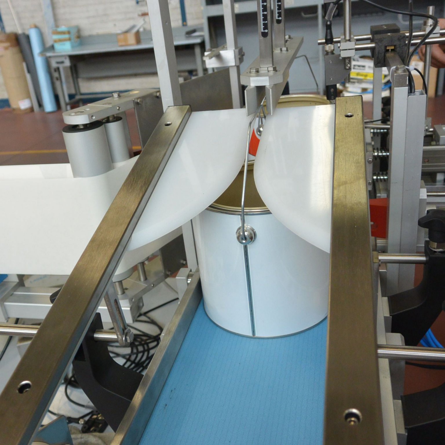 Wrap-around labeling system for paint buckets · Etipack.it