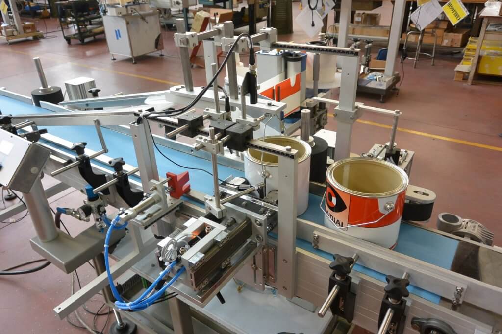 Wrap-around labeling system for paint buckets · Etipack.it