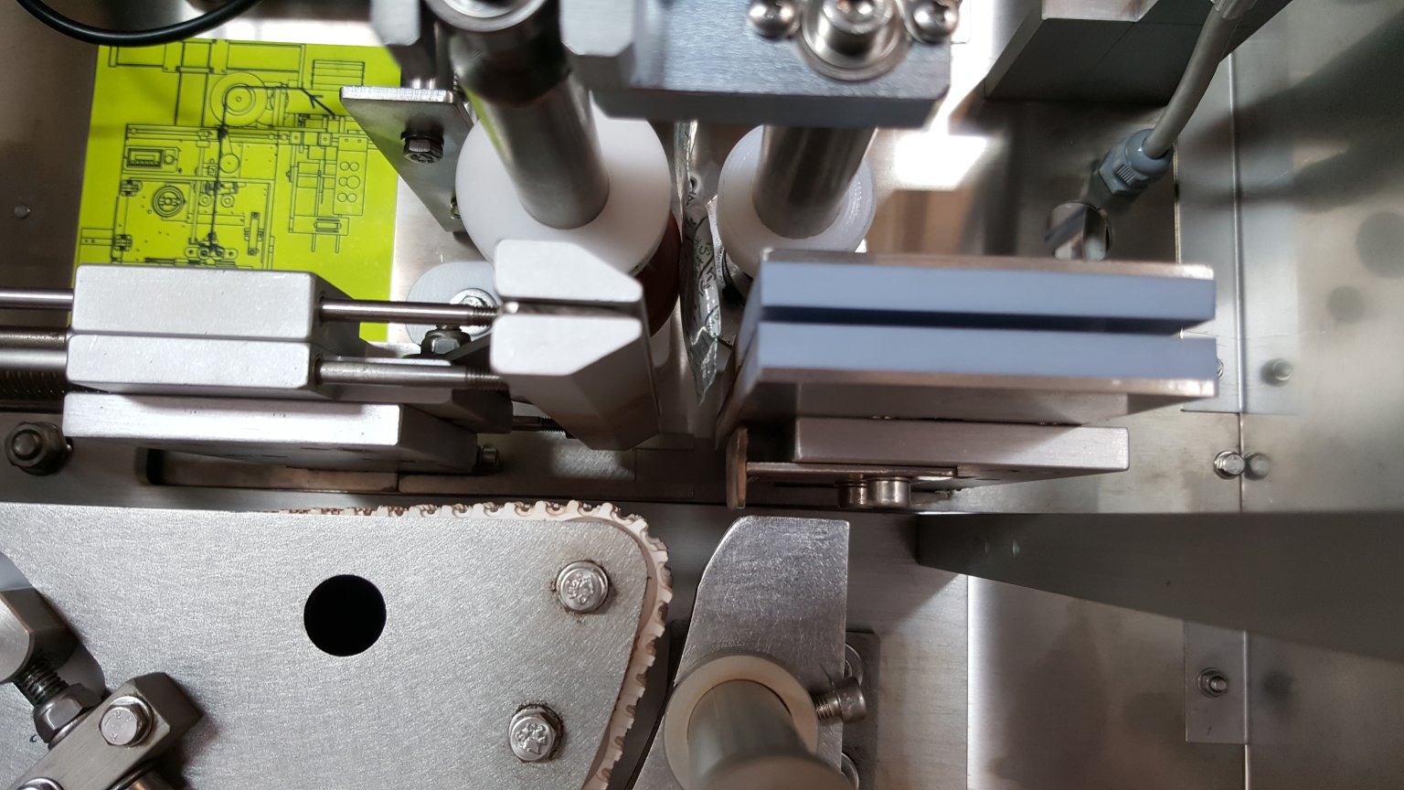 Automatic dispenser model for cutting and feeding sachets · Etipack.it