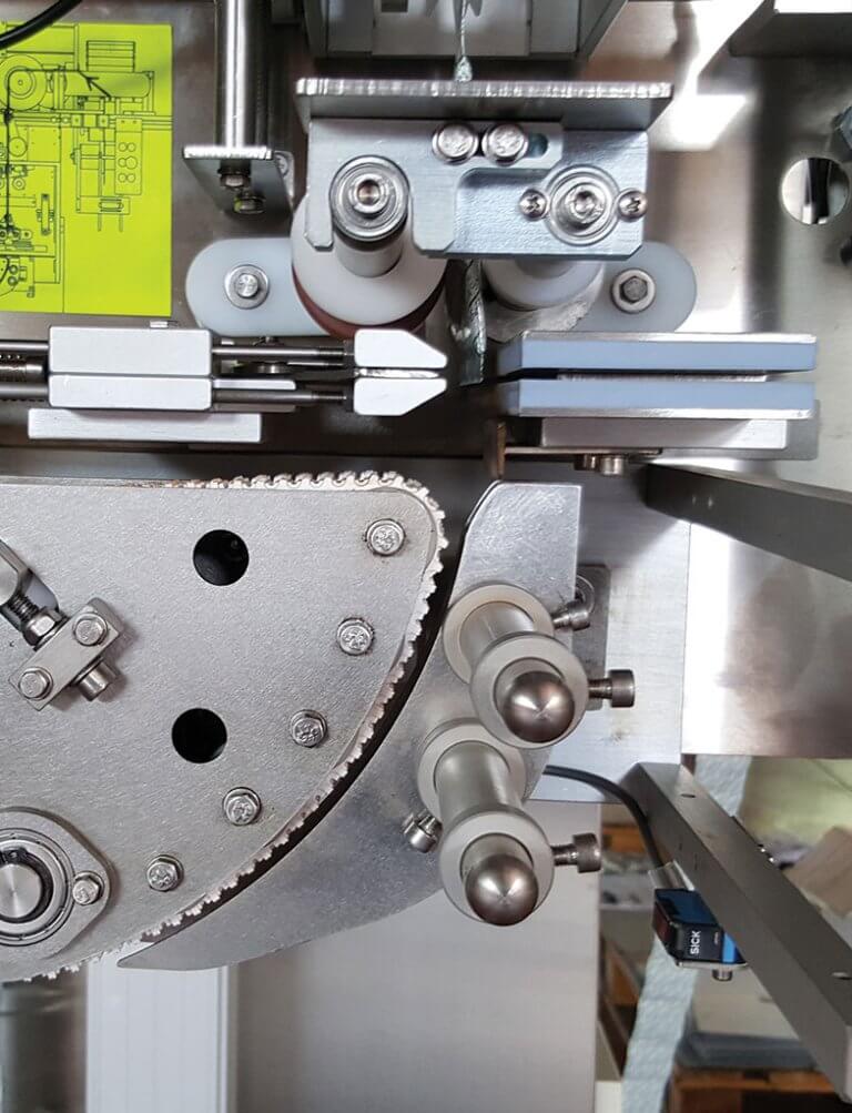 Automatic dispenser model for cutting and feeding sachets · Etipack.it