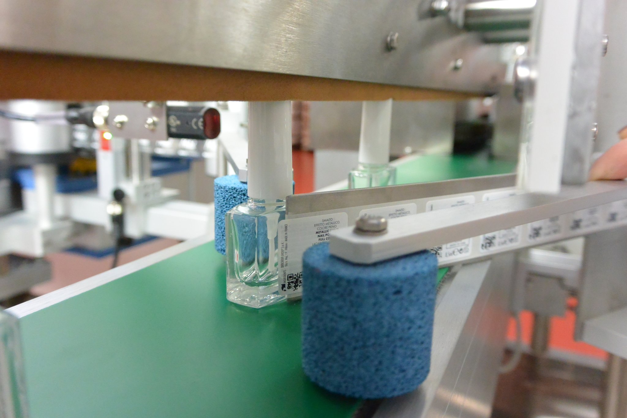 Labelling machines, label applicators and friction feeders