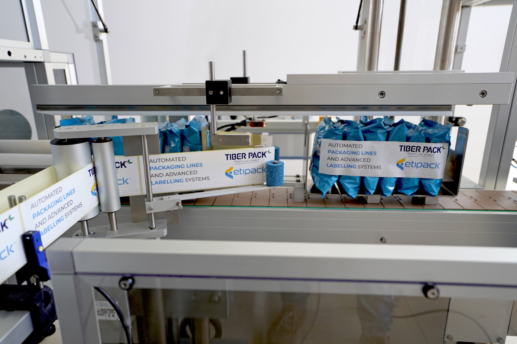 Labelling machines, label applicators and friction feeders