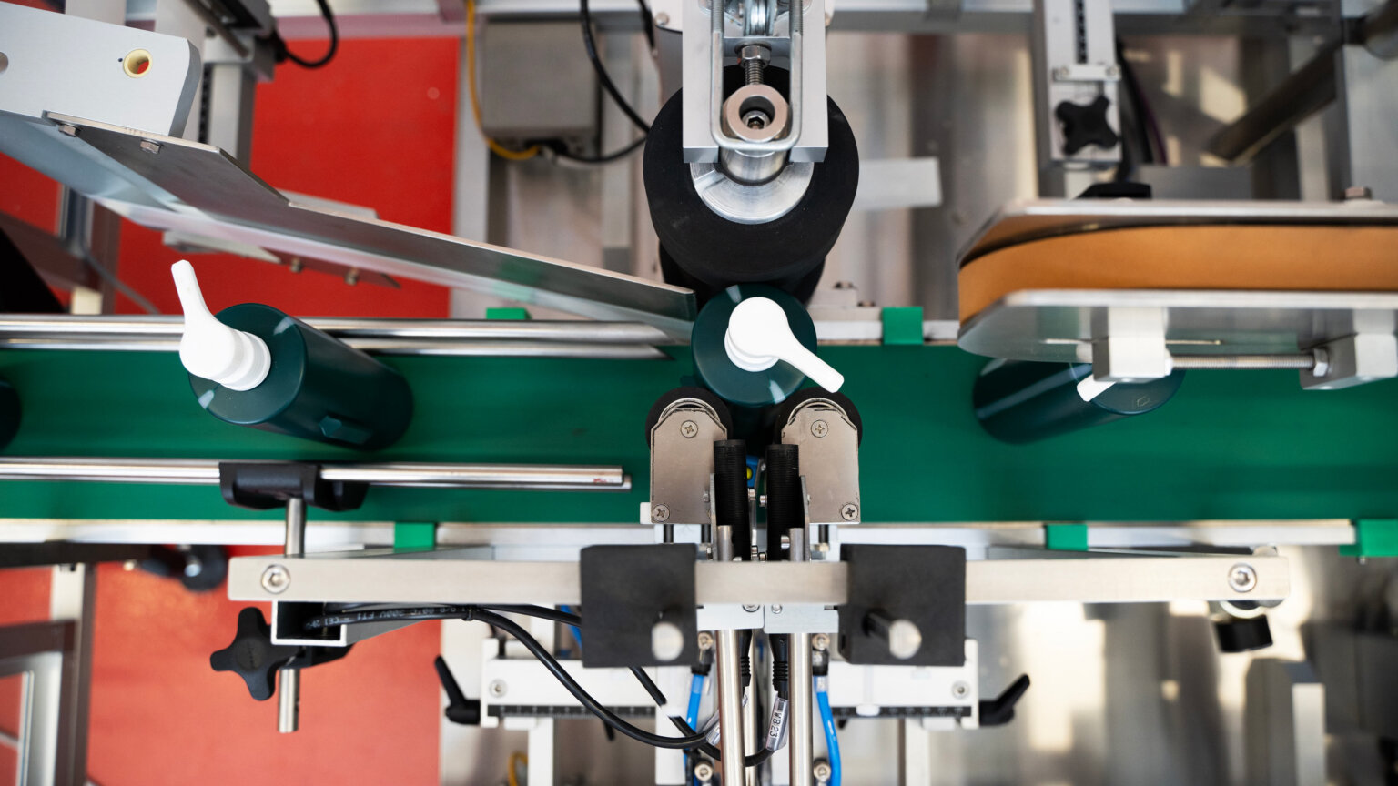 Labelling machines, label applicators and friction feeders